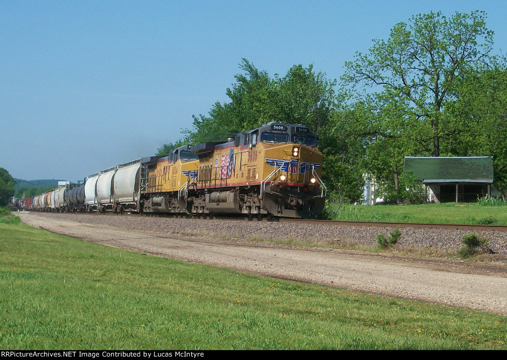 UP 5608 eastbound UP manifest train